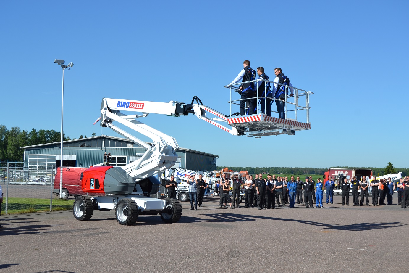 Dinolift Announces New 220XSE Self Propelled Boom - Central Platform ...