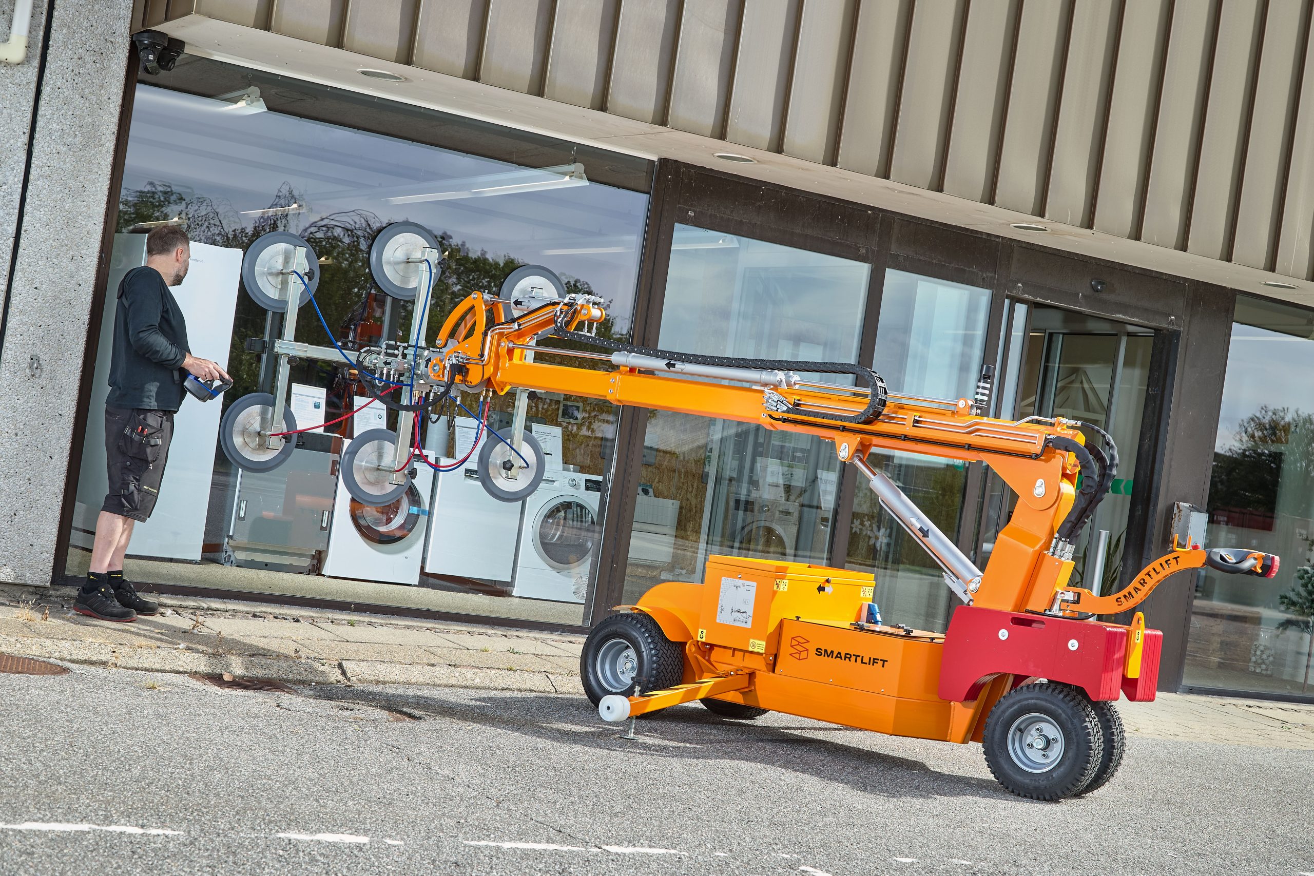 How to Lift Heavy Glass The 'Smart' Way - Central Platform Services Ltd