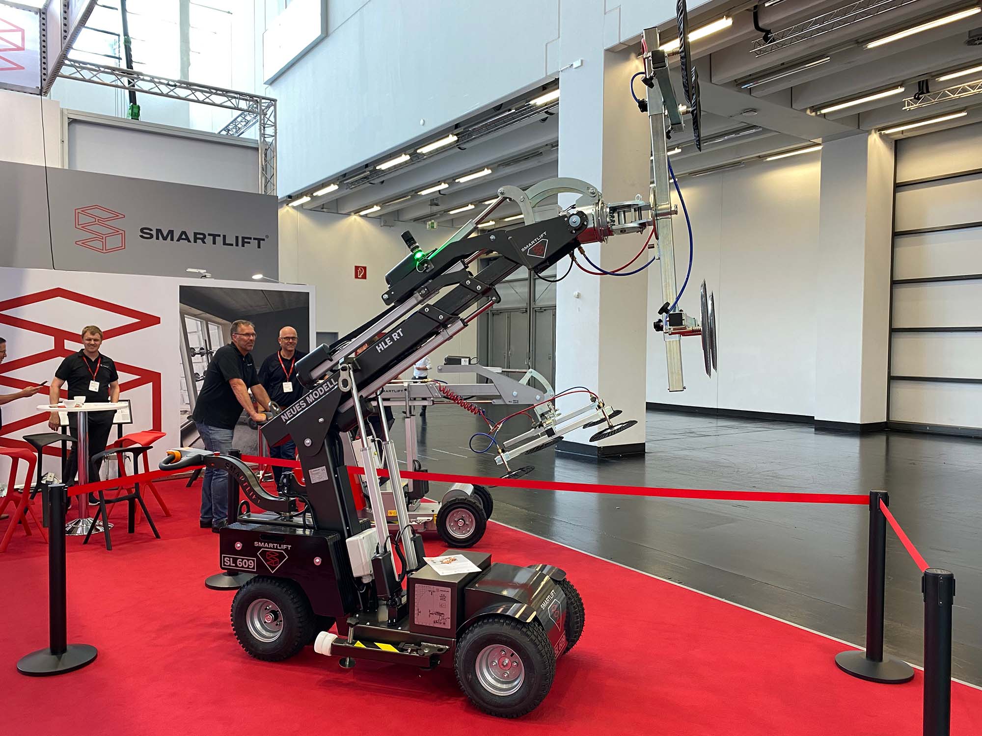 Smartlift Launches New SL 609 HLE RT Outdoor Glazing Robot - Central ...